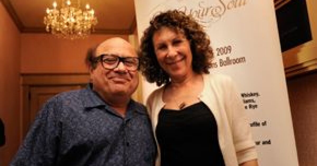 Danny DeVito presenta su licor de limón