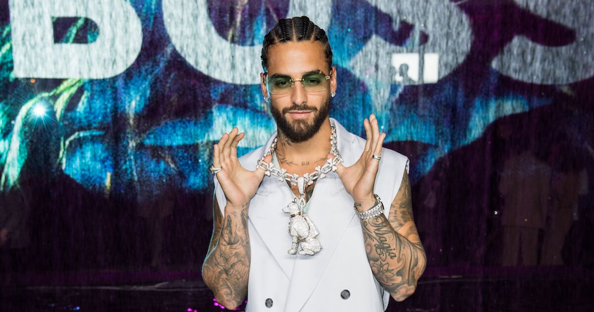 Maluma combina short, calcetines y sandalias para el desfile de Boss en ...
