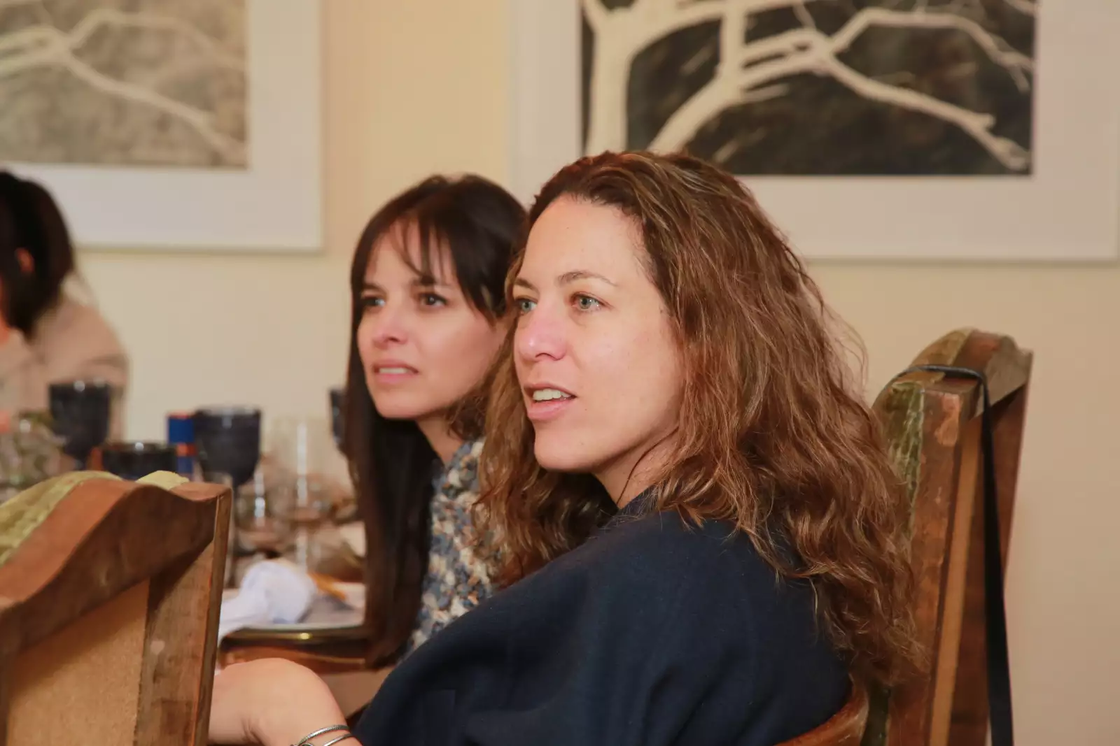 Lorena Saravia e Hidelisa Beltrán en un desayuno con Augustinus Bader