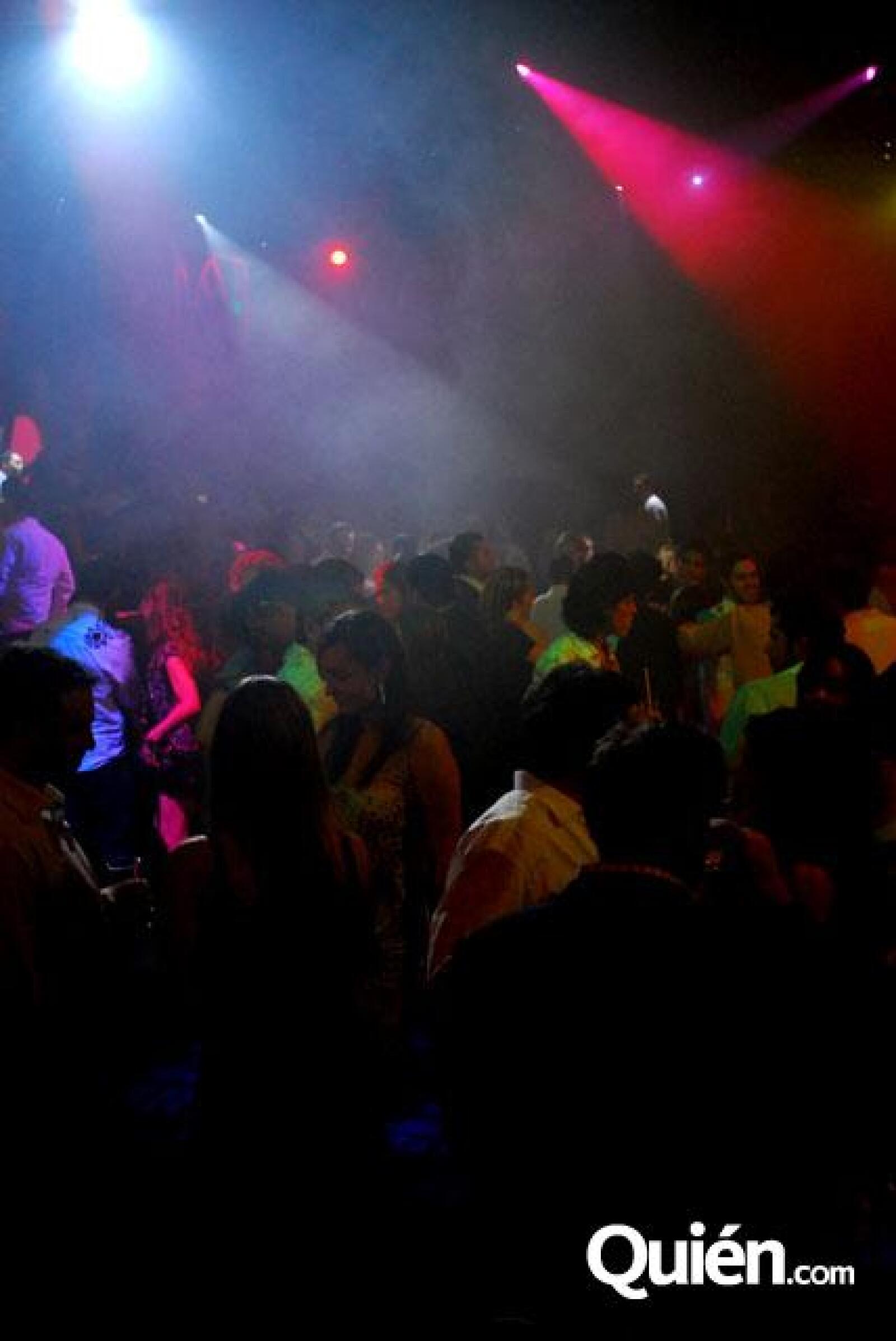 Alex Nones sale de antro al Ragga