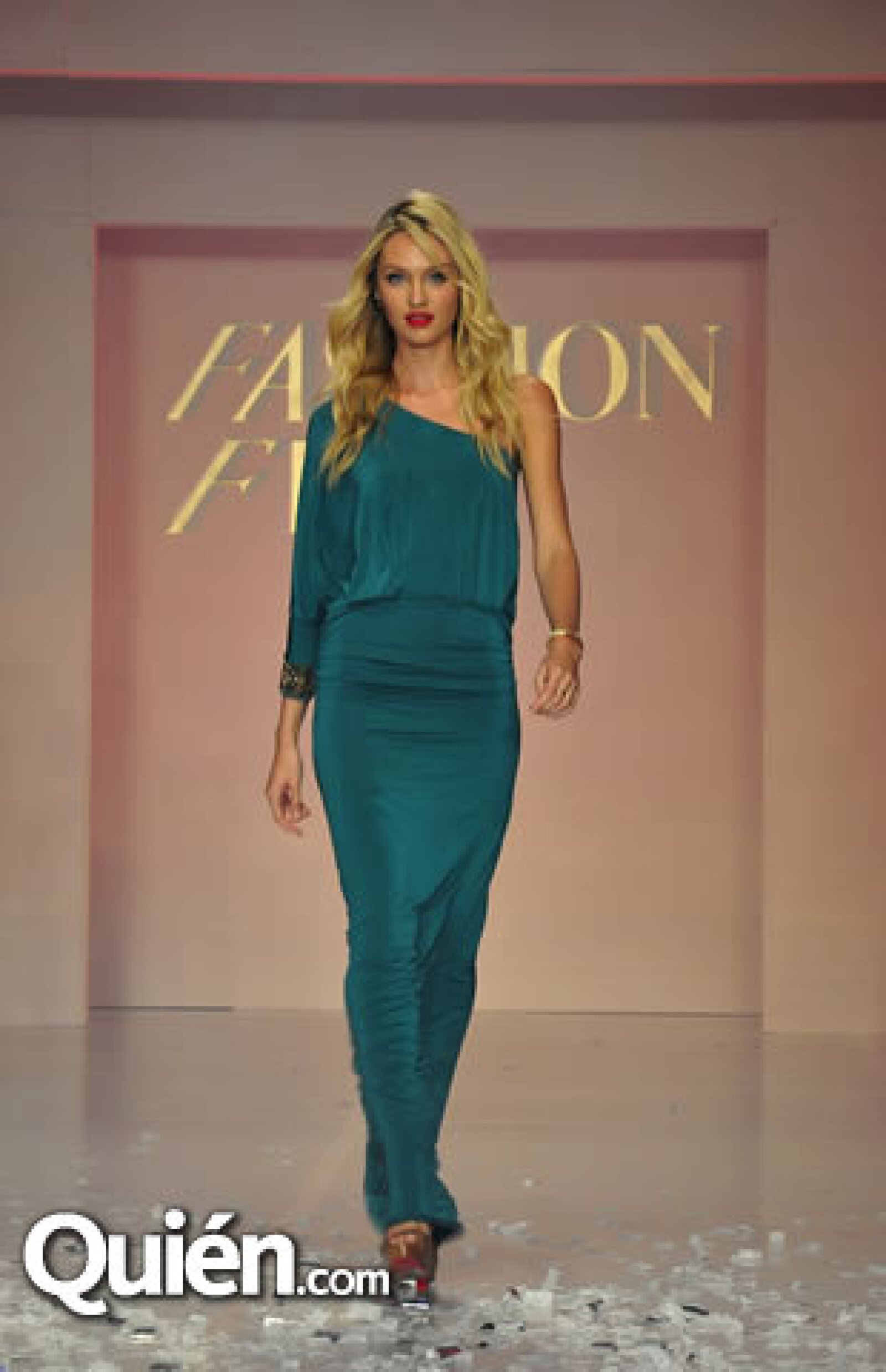 Candice Swanepoel de visita en Guadalajara