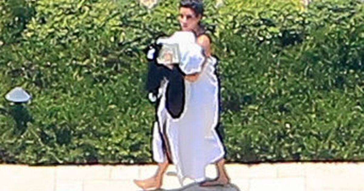Kim Kardashian, en bikini, cubre su embarazo de los paparazzi