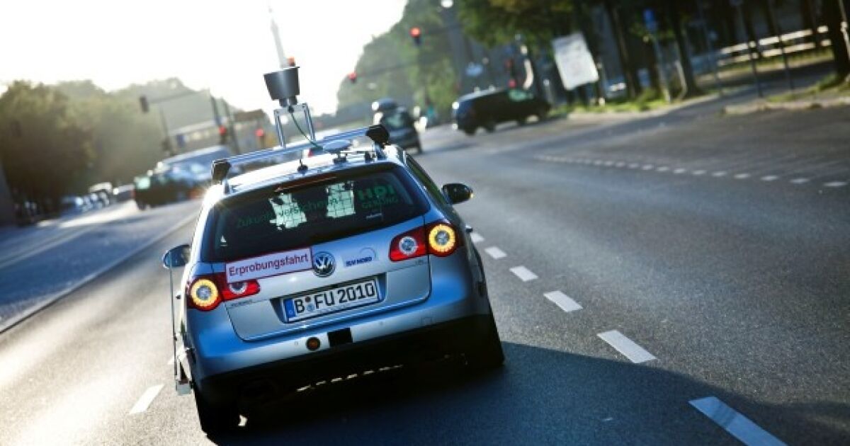 Un auto robot alemán, diseñado por un mexicano, pasa una prueba con éxito