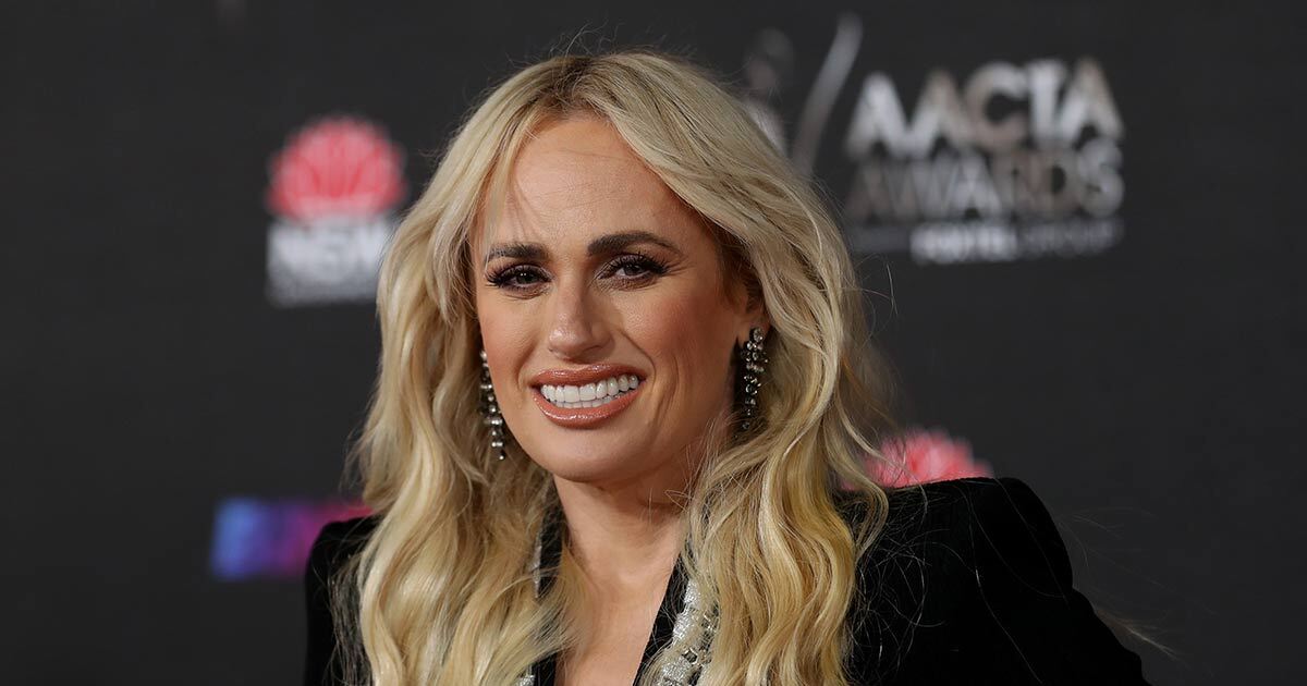 Rebel Wilson rinde homenaje a la reina Isabel con el nombre de su ...