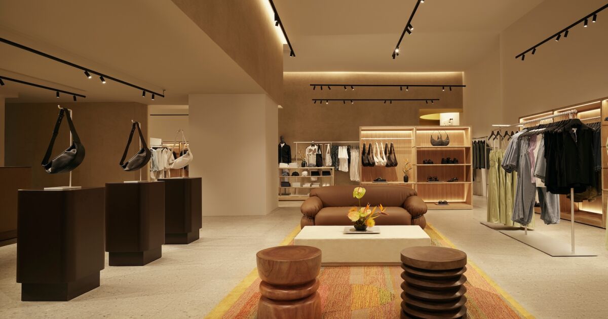 COS abre su primera sucursal en México