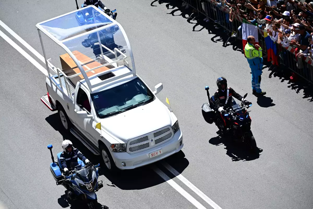 El papamóvil que trasladó los restos de Francisco fue un regalo de México