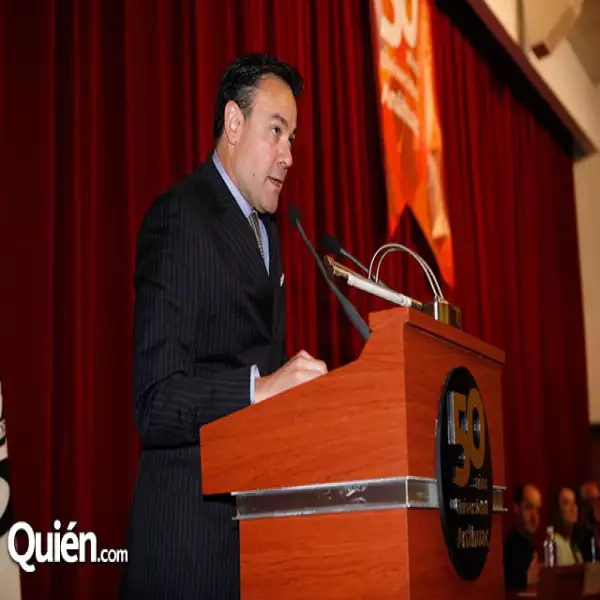 Gilberto Escobedo Villalón recibe medalla Anáhuac