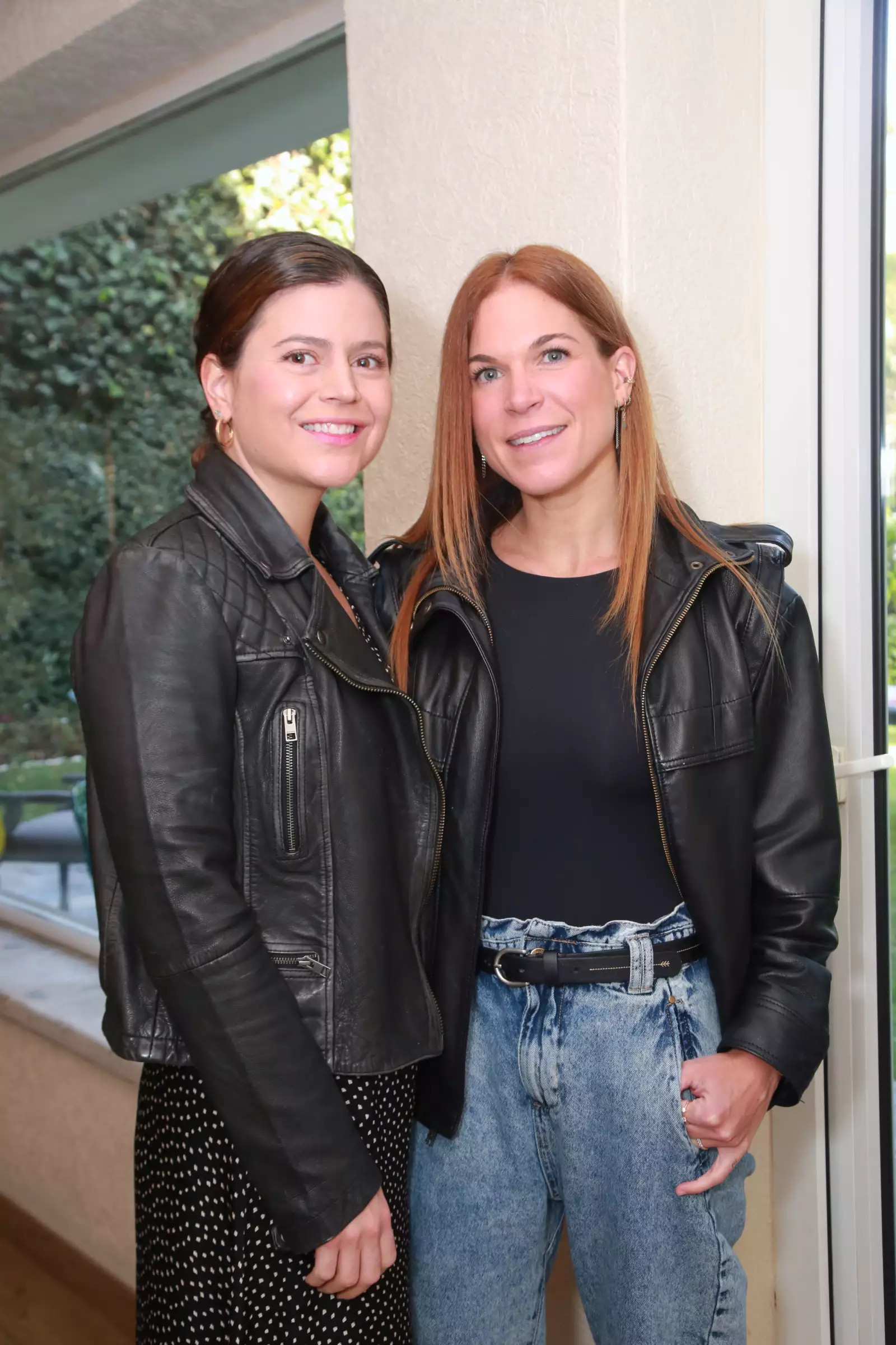 Lorena Saravia e Hidelisa Beltrán en un desayuno con Augustinus Bader