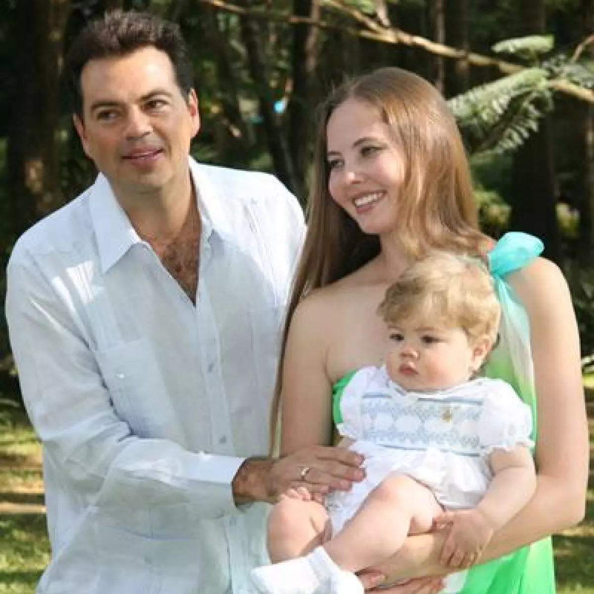 Ricardo y Alina Estrada bautizan a su hijo