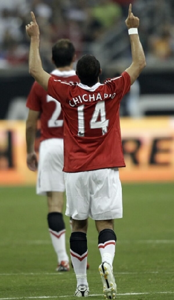 El Chicharito se luce en debut con el Manchester