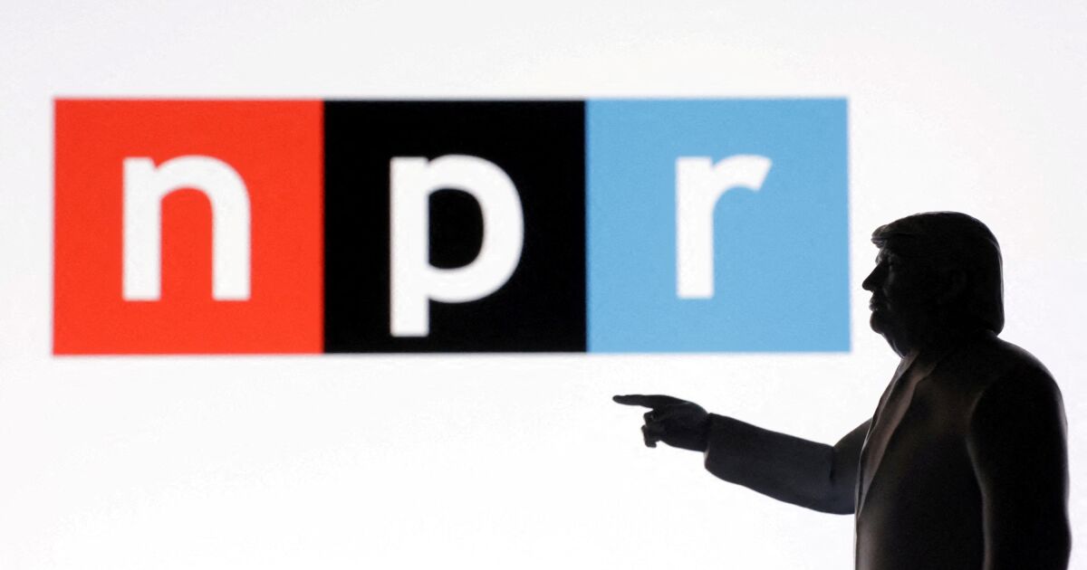 La radio pública NPR demanda a Trump por recorte de fondos