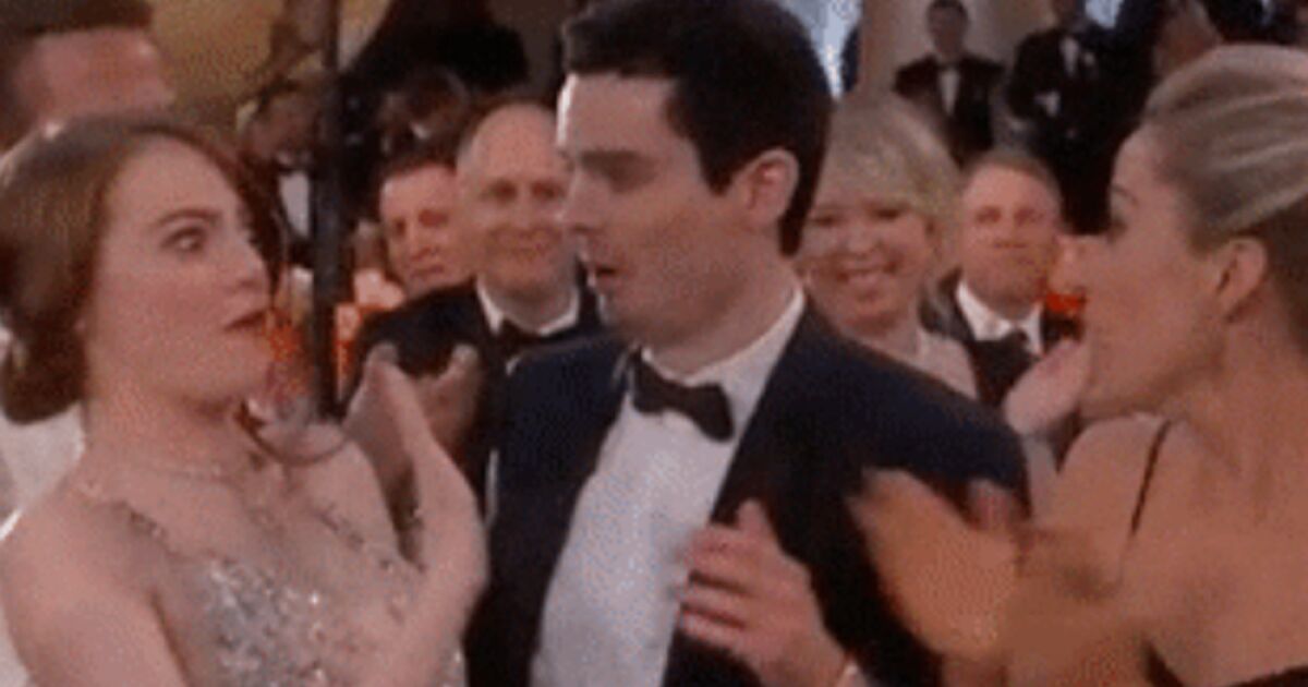 ¿Chistoso o incómodo? El momento en que Emma Stone felicita a Damien ...