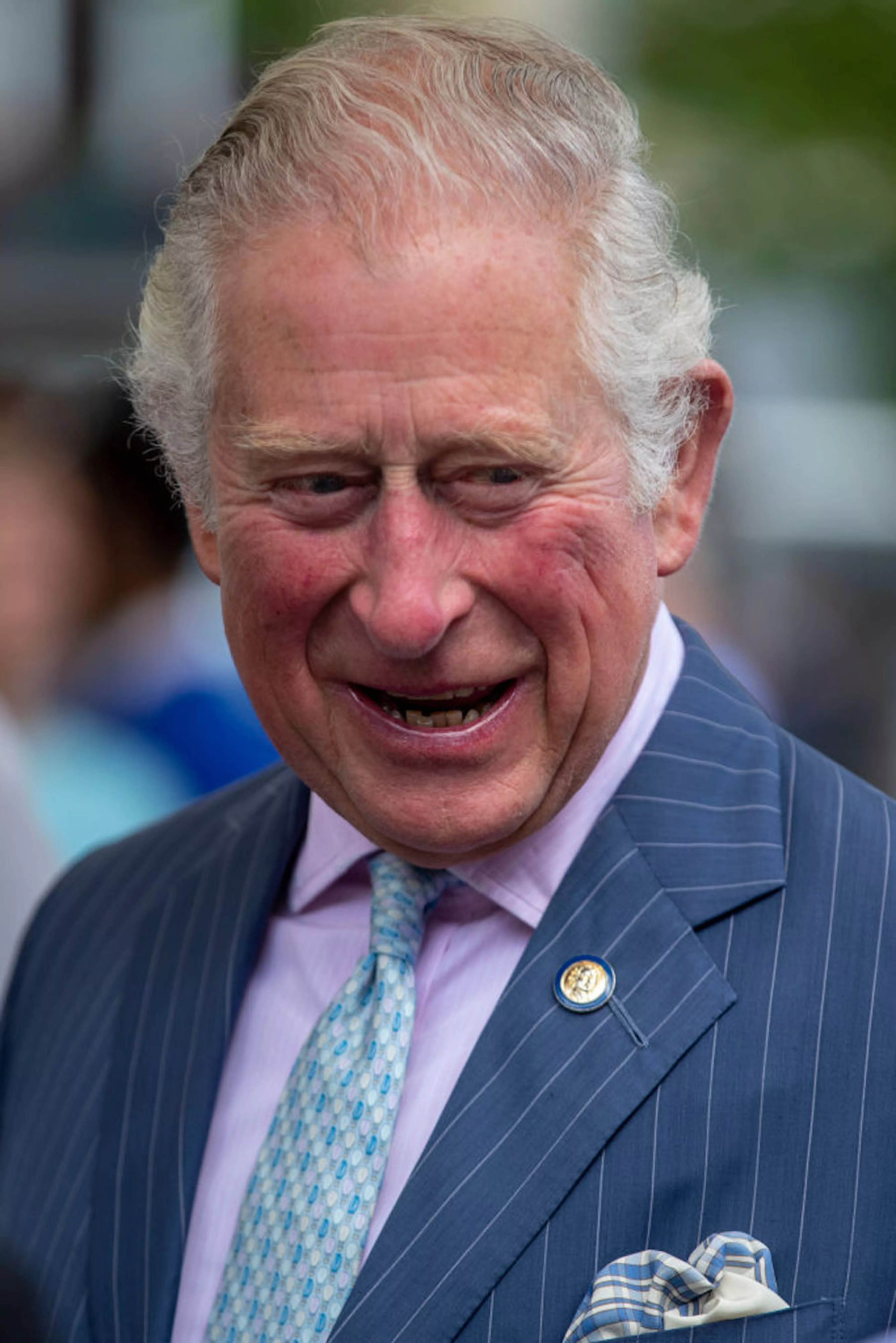 El príncipe Carlos demuestra lo feliz que está con el nacimiento de ...