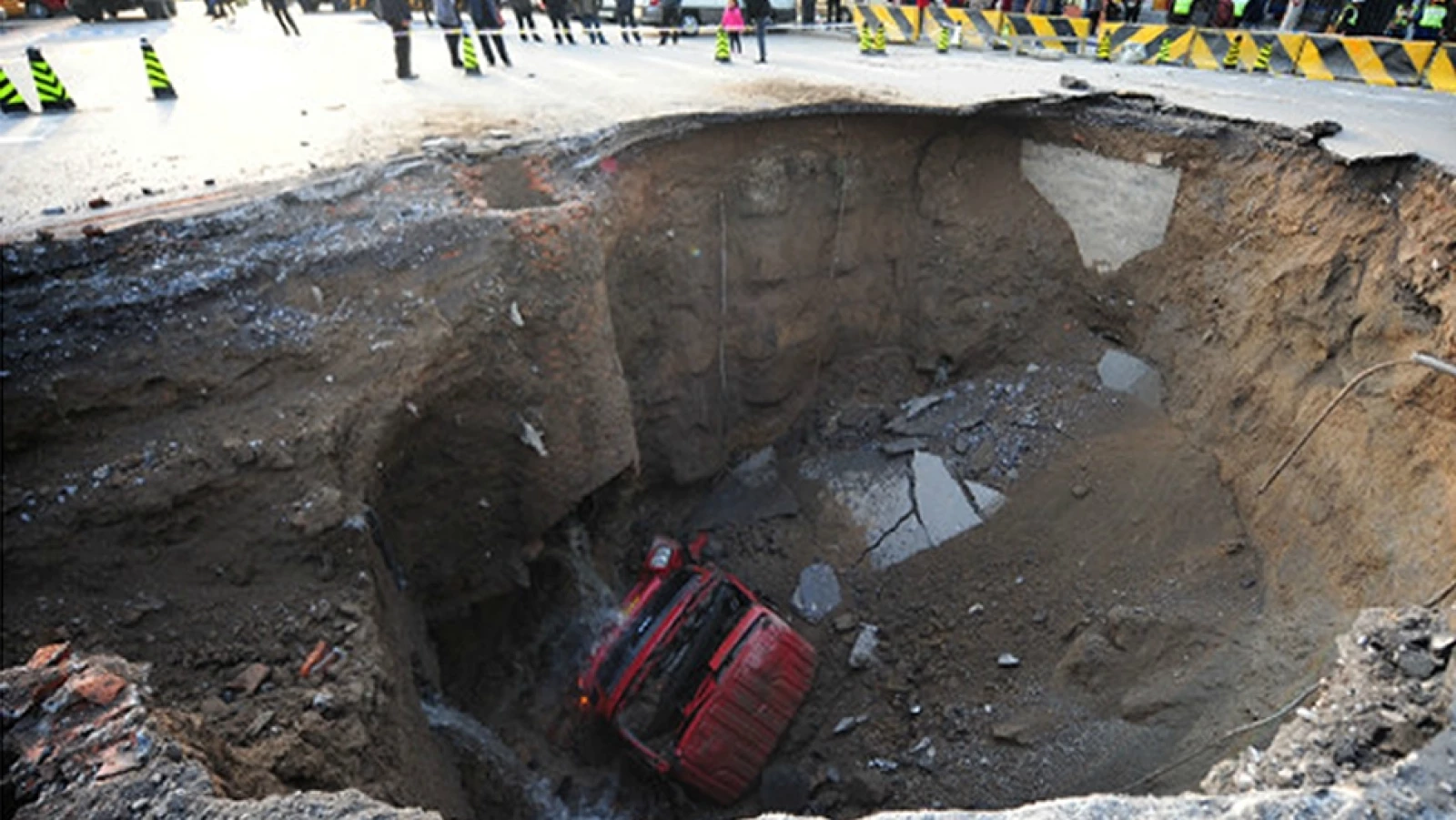 Y la tierra se abrió... estos enormes socavones han aparecido en el mundo