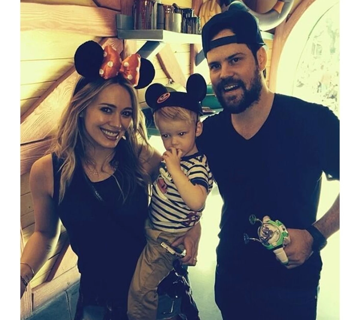 Hilary Duff presume la primer visita de su hijo a Disney