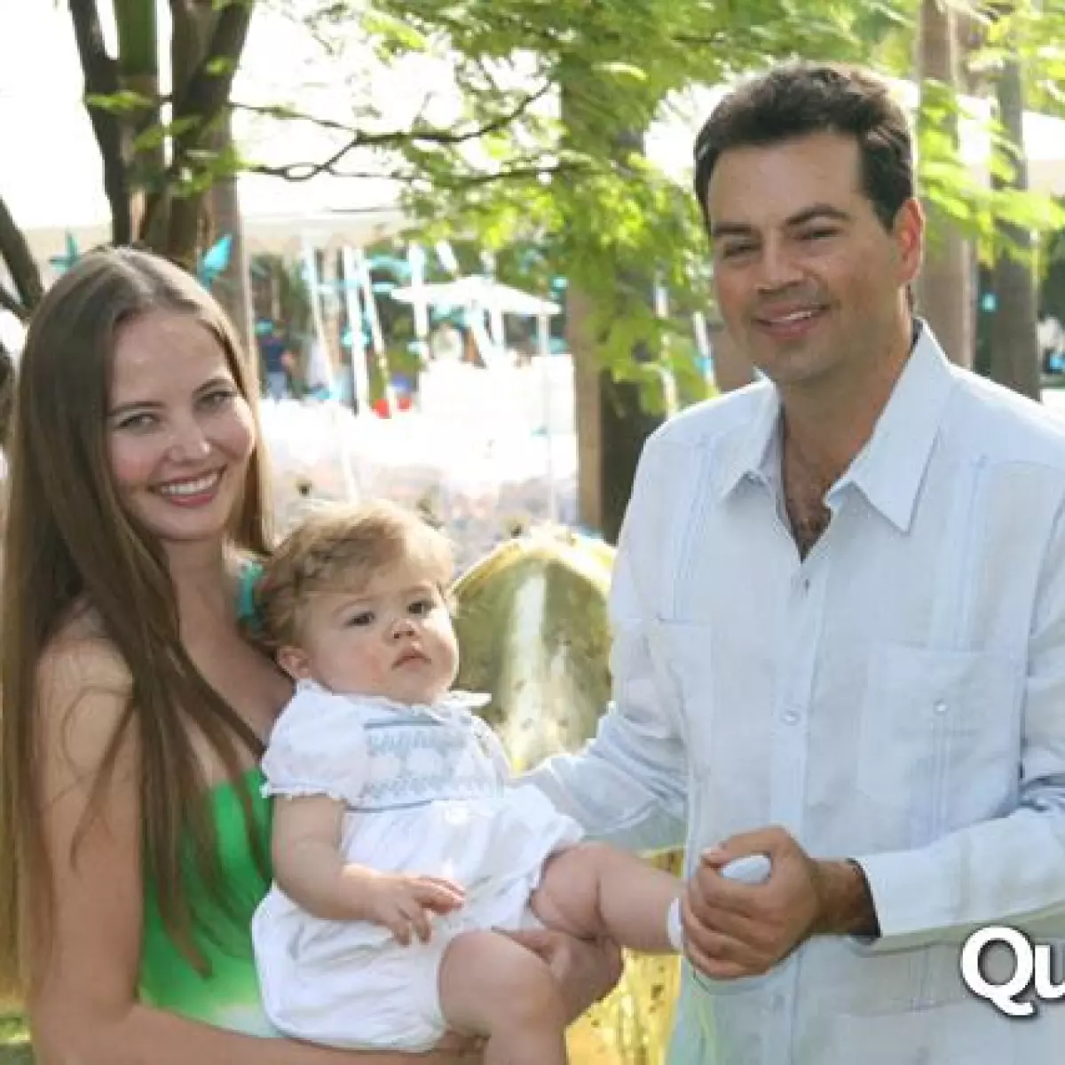 Ricardo y Alina Estrada bautizan a su hijo