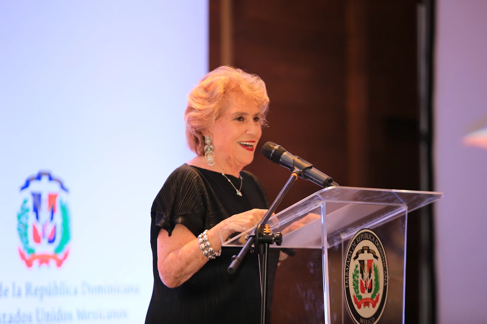 María Isabel Castillo Báez y Susana Palazuelos en una cena dominicana