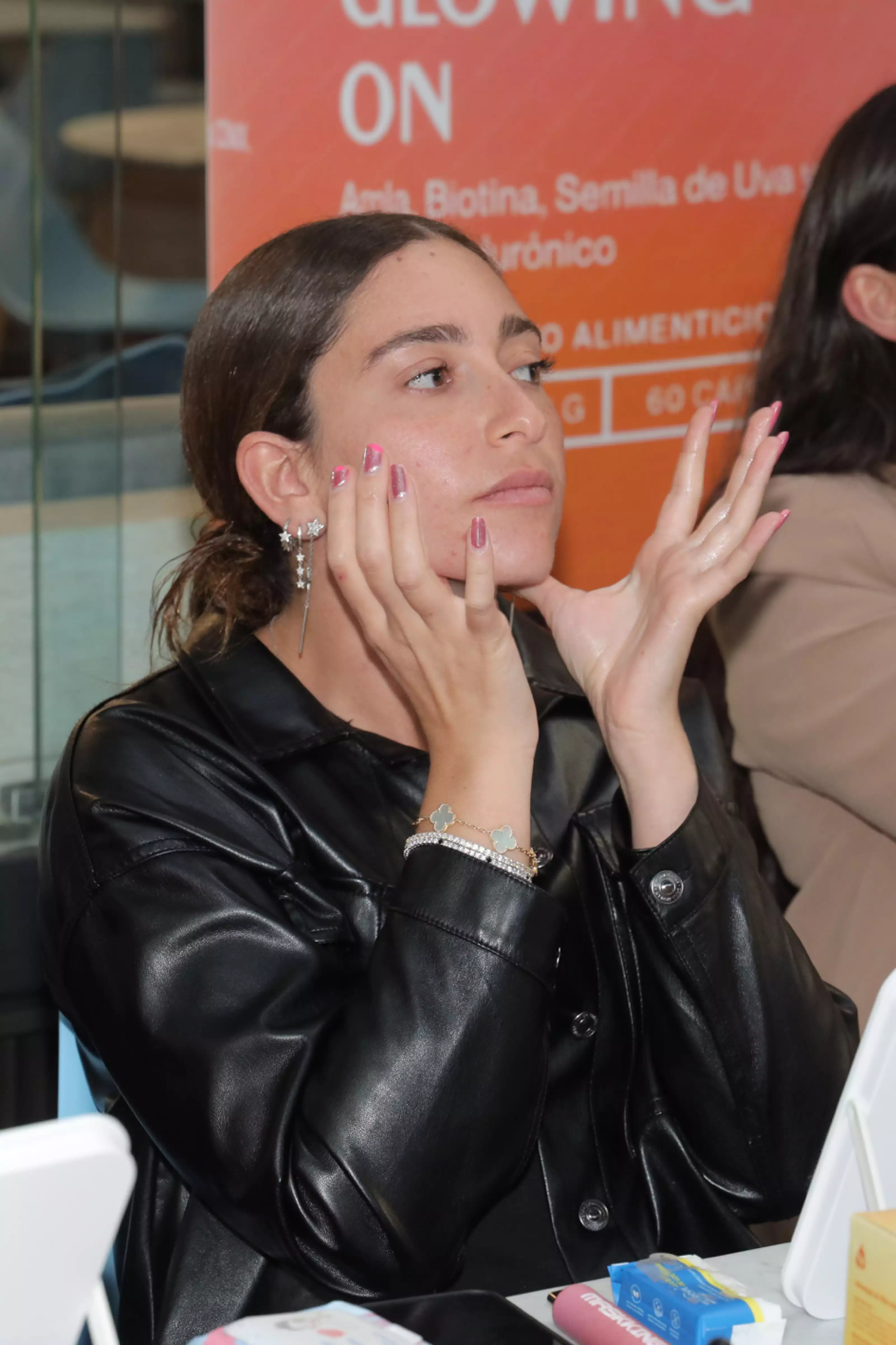 Ana Roberta Hernández imparte una clase de yoga facial