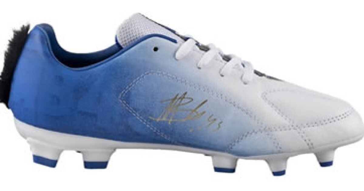 Mario Balotelli diseña unos zapatos con ‘mohawk’ para niños