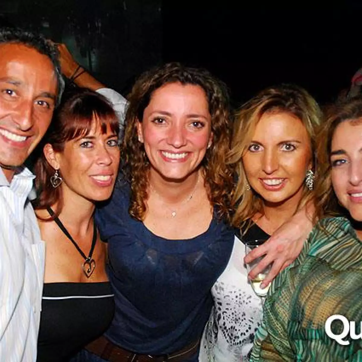 Alex Nones sale de antro al Ragga