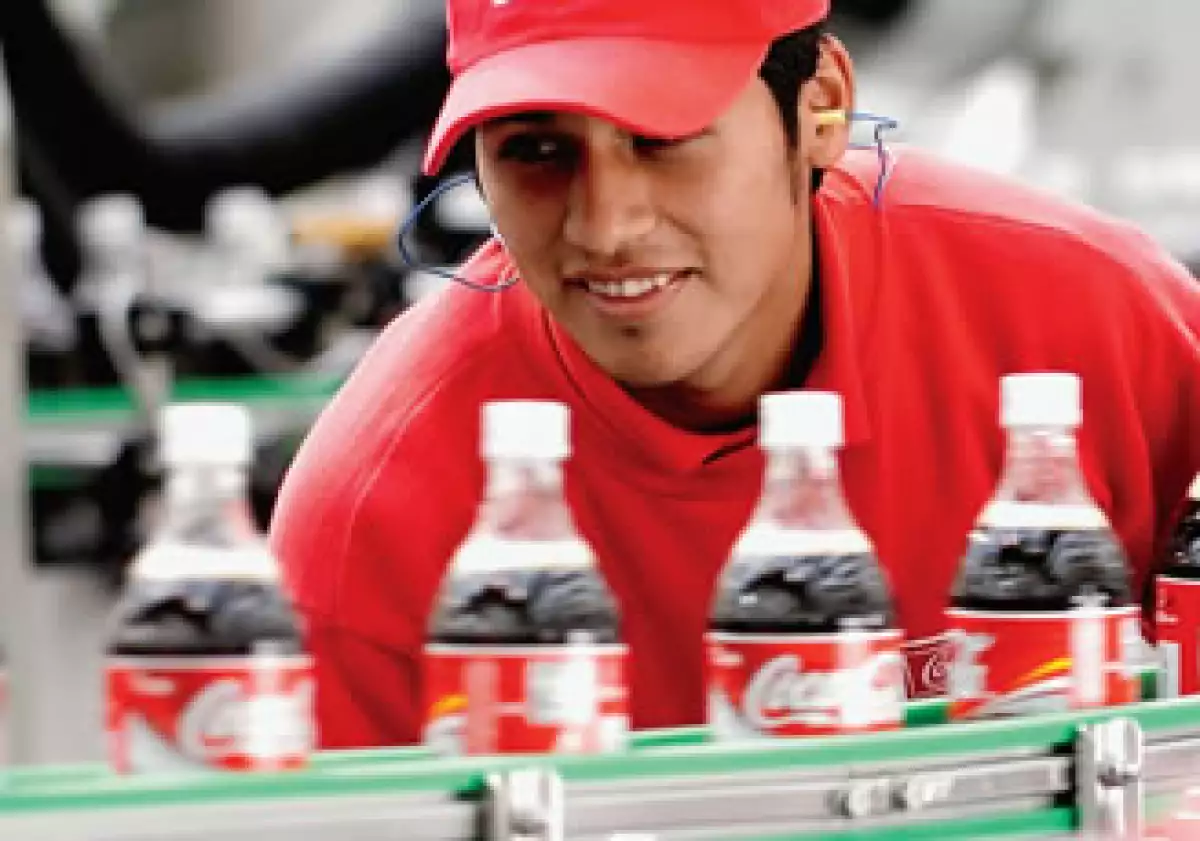 Refresqueras coquetean a embotelladoras