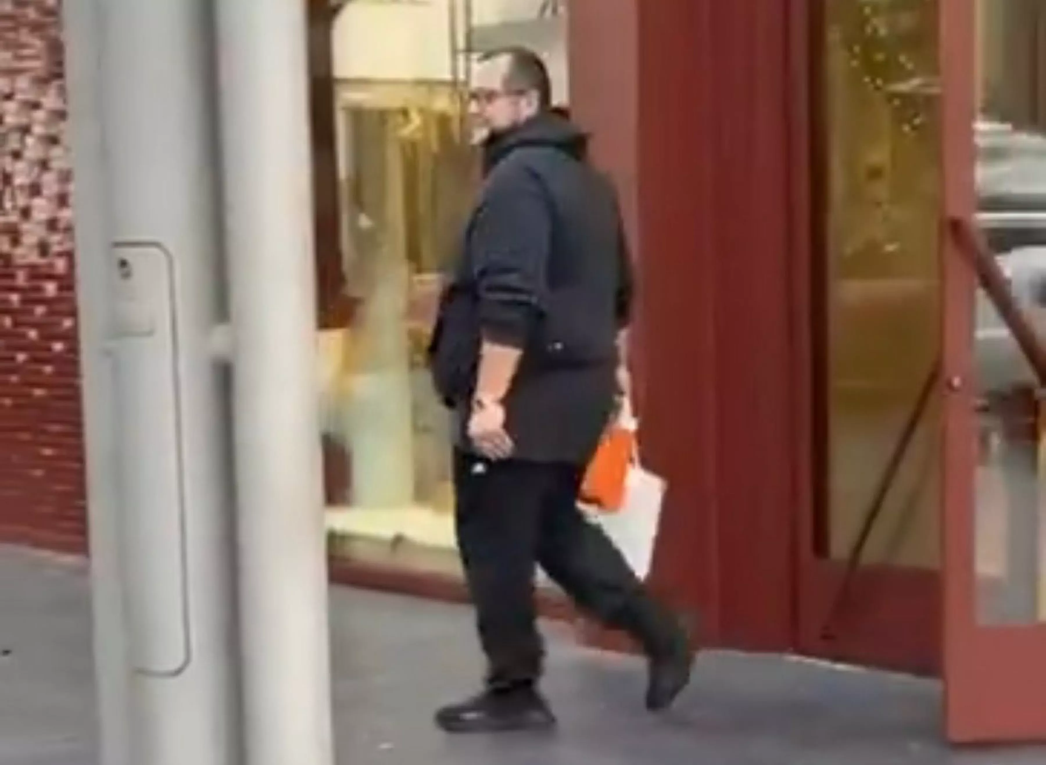 José Ramón López Beltrán es captado saliendo de tienda de lujo Loro Piana en Italia