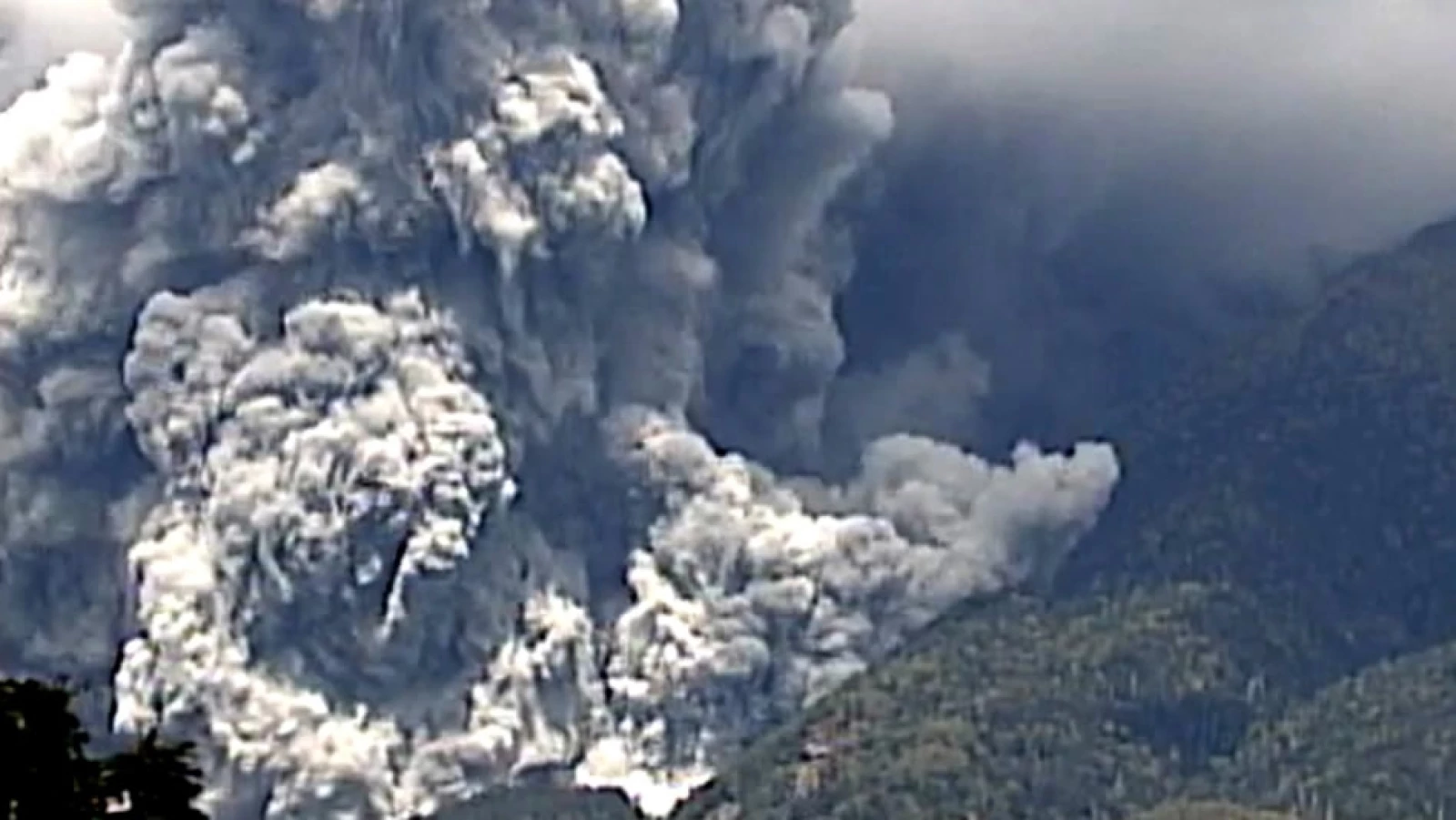 El volcán Monte Ontake hace erupción en el centro de Japón