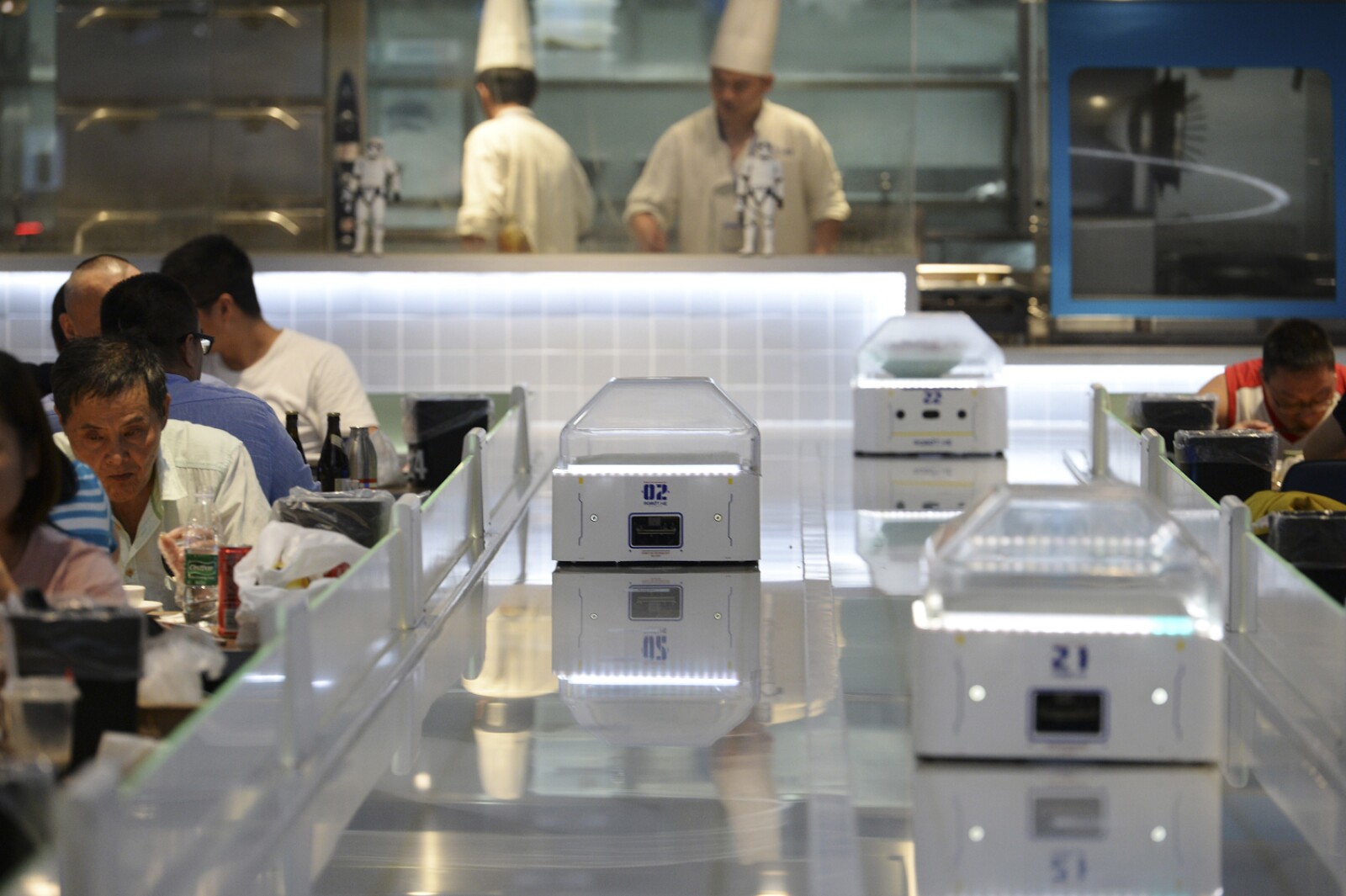 Adiós meseros. En este restaurante un robot te prepara y sirve tu comida