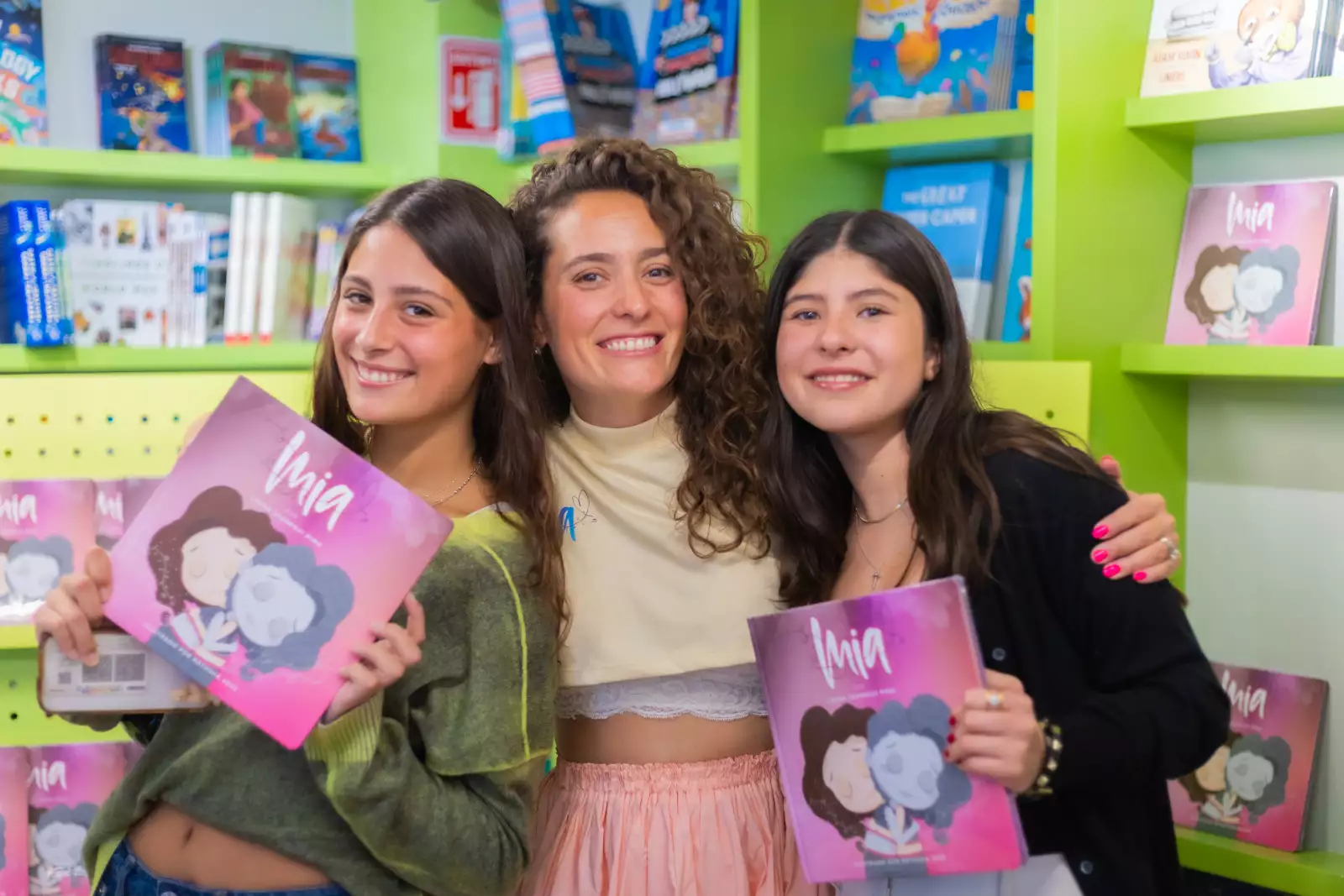 Laura Jáuregui presenta MIA, su primer libro sobre la vida a través de ...