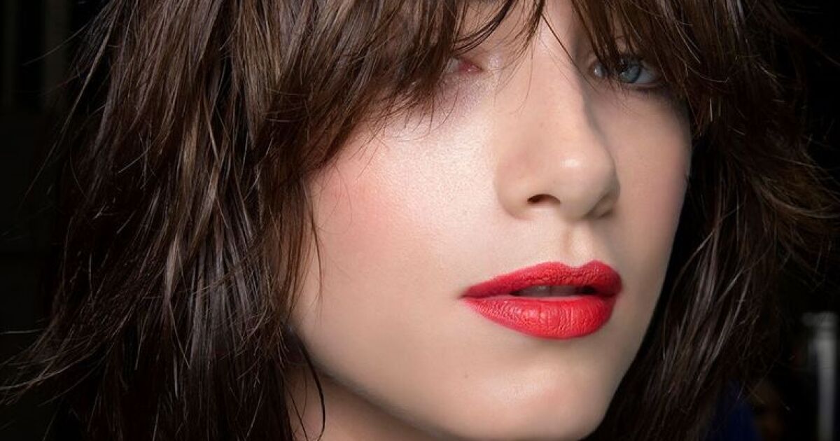 Cómo peinar el fleco estos días de cuarentena sin morir en el intento