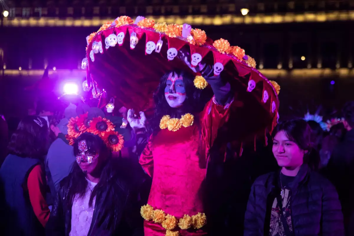Así lucen la megaofrenda y el alumbrado de Día de Muertos en el Zócalo 2023