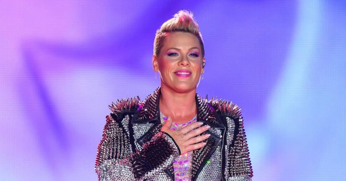 Pink recibe el 2026 desde el hospital tras ser operada del cuello