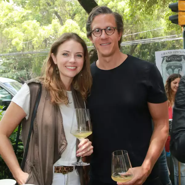 Pedro Friedeberg acompaña a Nelly Guinand a la inauguración de su showroom