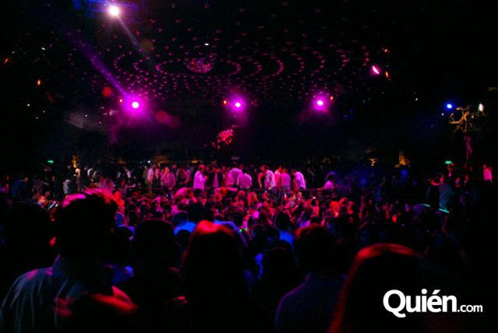 Rodrigo Cuevas de antro en Antara