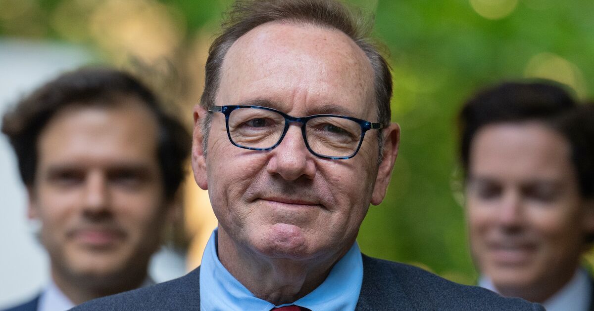 Kevin Spacey reconoce haber tocado a una de sus víctimas
