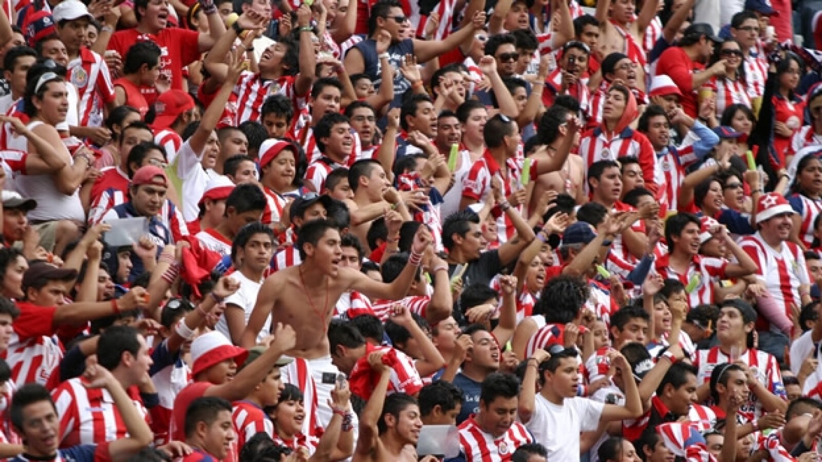 Chivas supera al América en el gusto de los aficionados, según encuesta