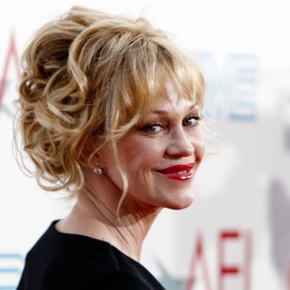 Melanie Griffith reaparece irreconocible en portada