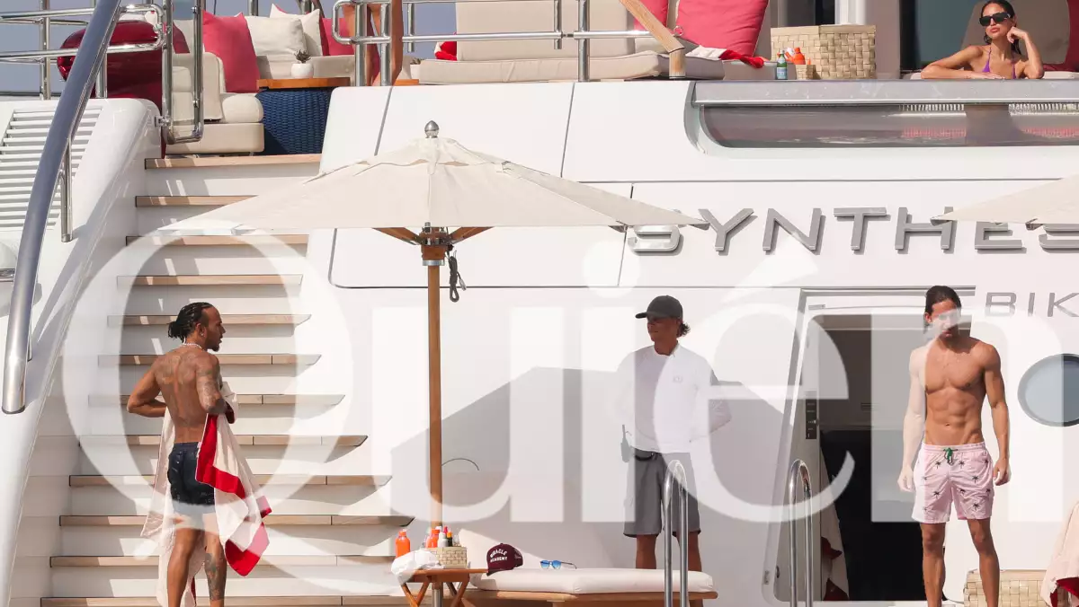 Captan a Eiza González y Lewis Hamilton en un yate en Ibiza