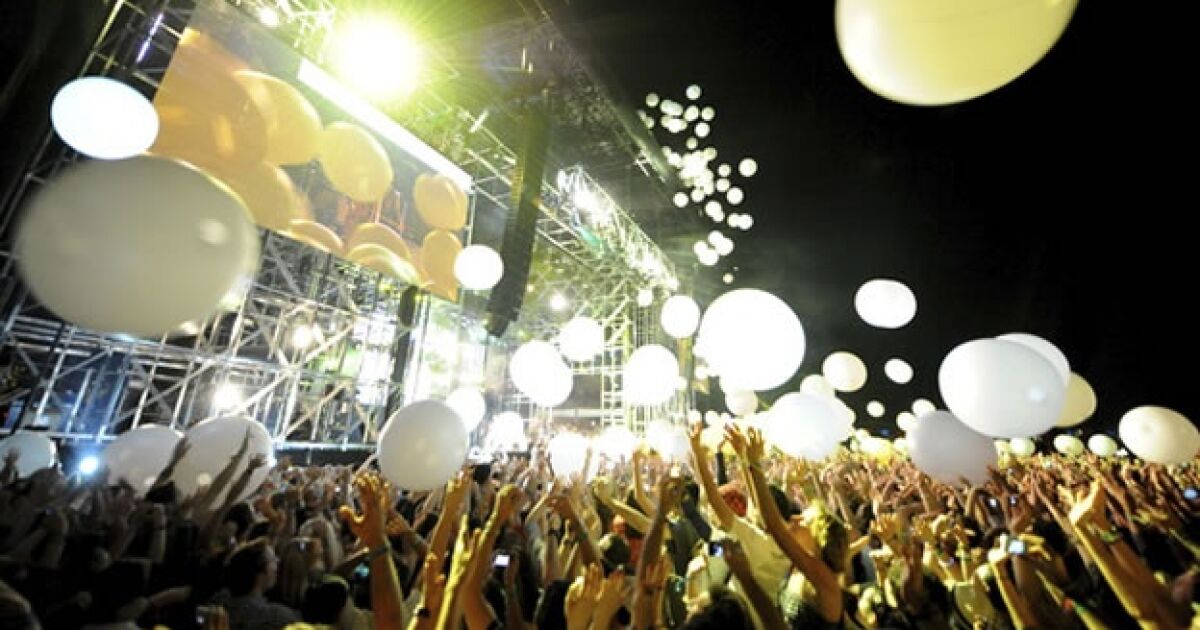 Arcade Fire lleva luz con su música en el festival de Coachella