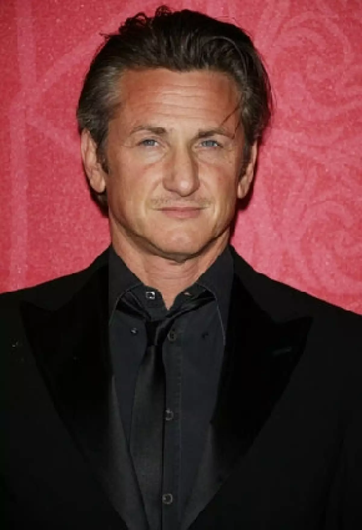 Postergan audiencia de Penn por agredir paparazzo