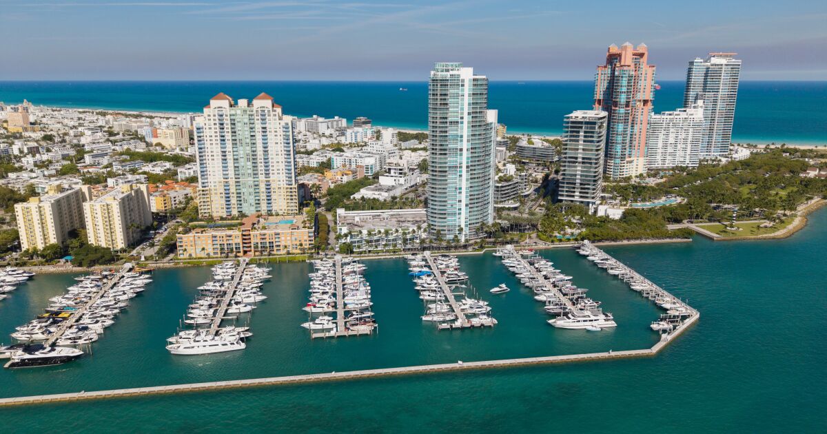 Latinos son quienes más compran departamentos en Miami y México está en ...