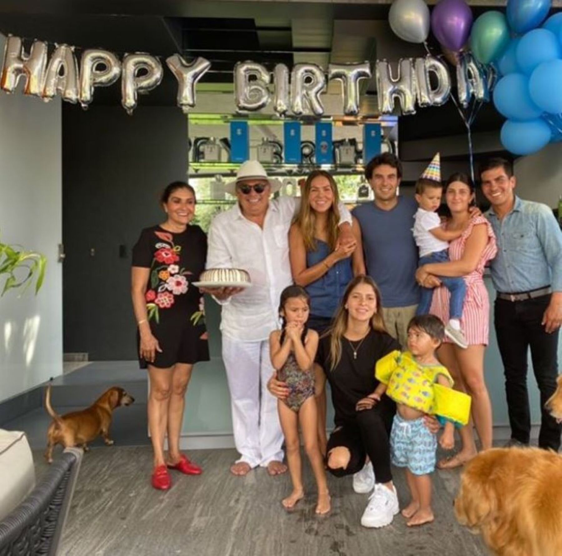 Checo Pérez y sus hermanos festejan los 61 años de su papá