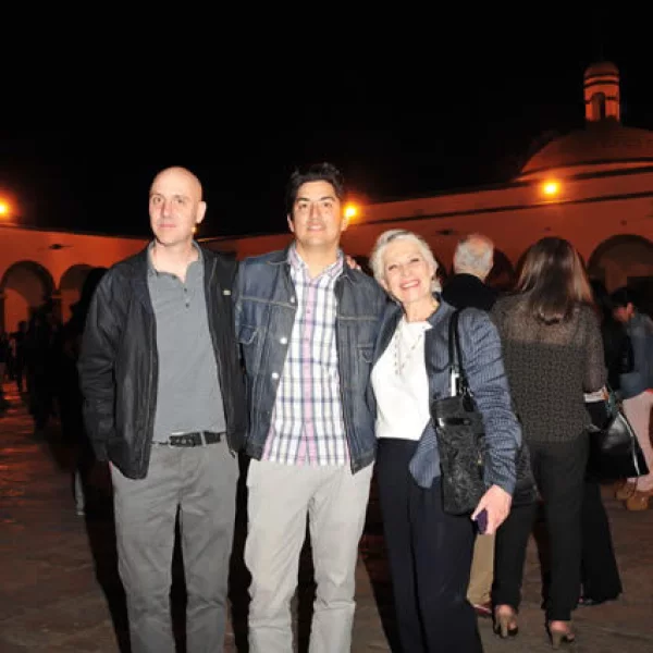 Héctor Bitar en exposición de Daniel Buren