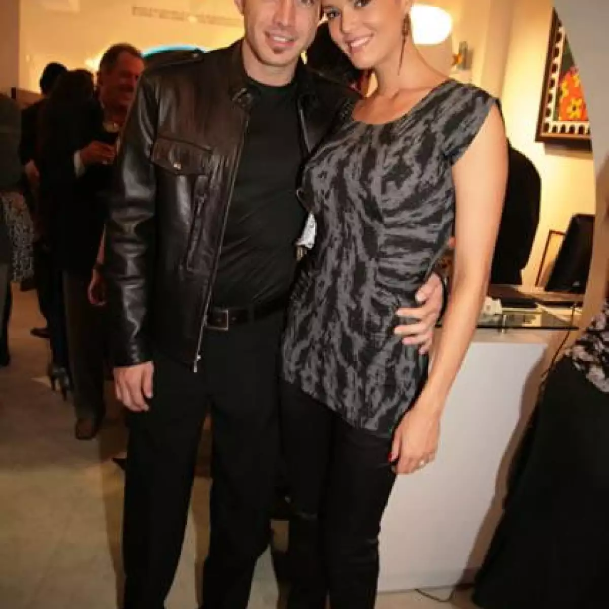 Marc y Renata Pariente en exposición de Romero Britto