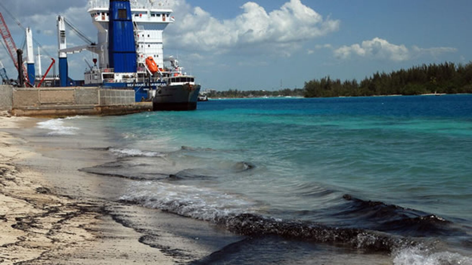 Los derrames de crudo han vertido varios millones de litros a los mares