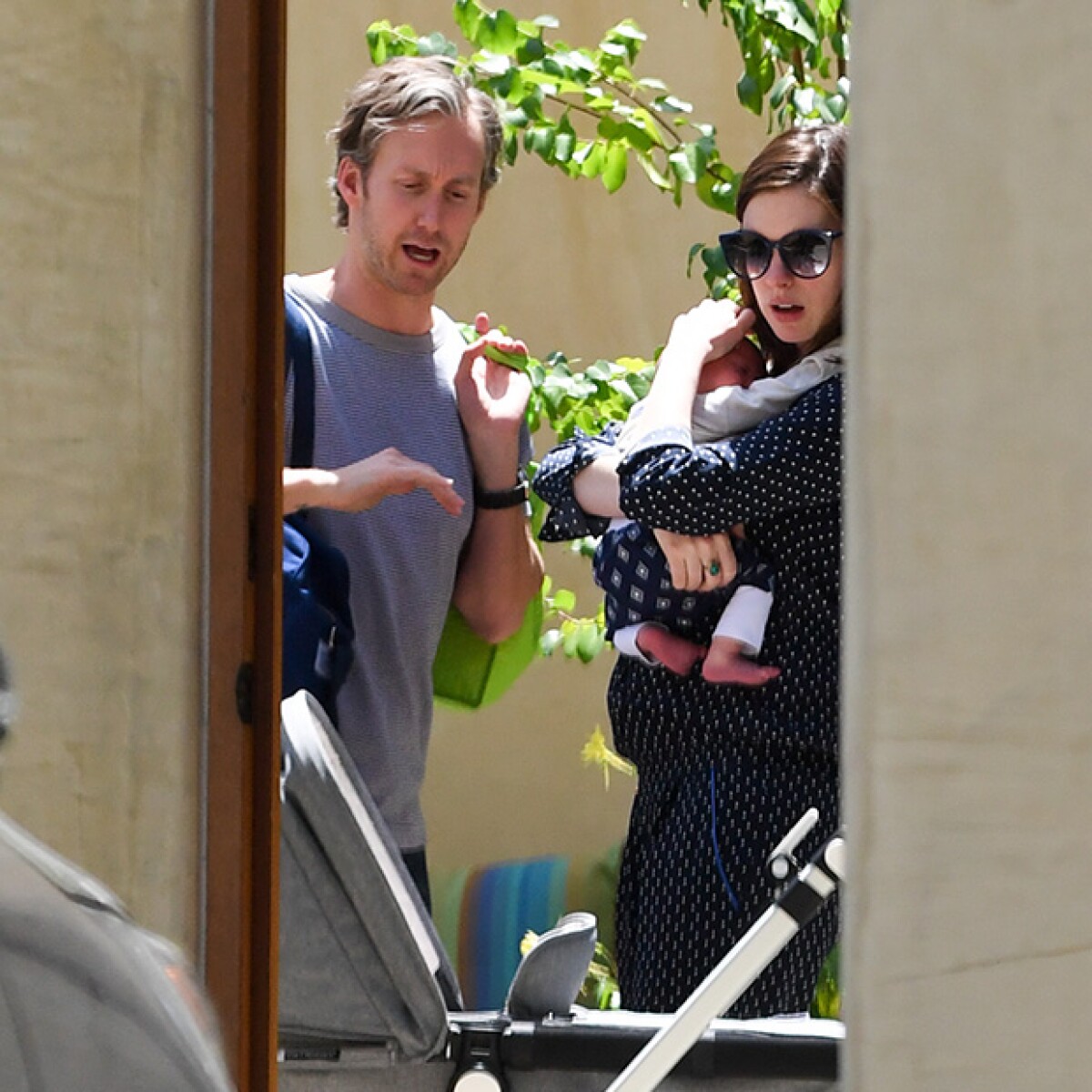 Revelan las primeras fotos de Anne Hathaway y su bebé