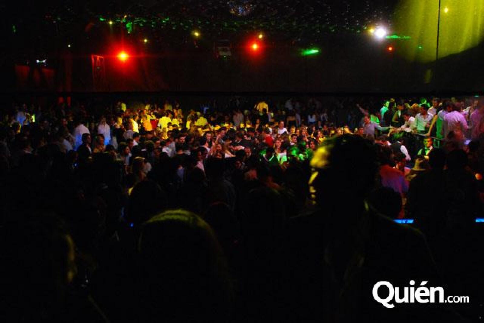 Rodrigo Cuevas de antro en Antara