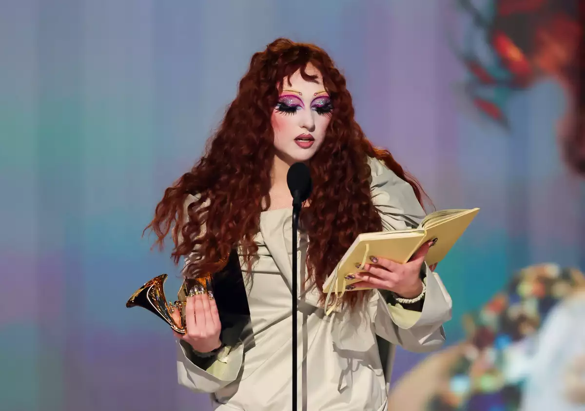 Grammys 2025: Chappell Roan recibe su premio y encara a disqueras