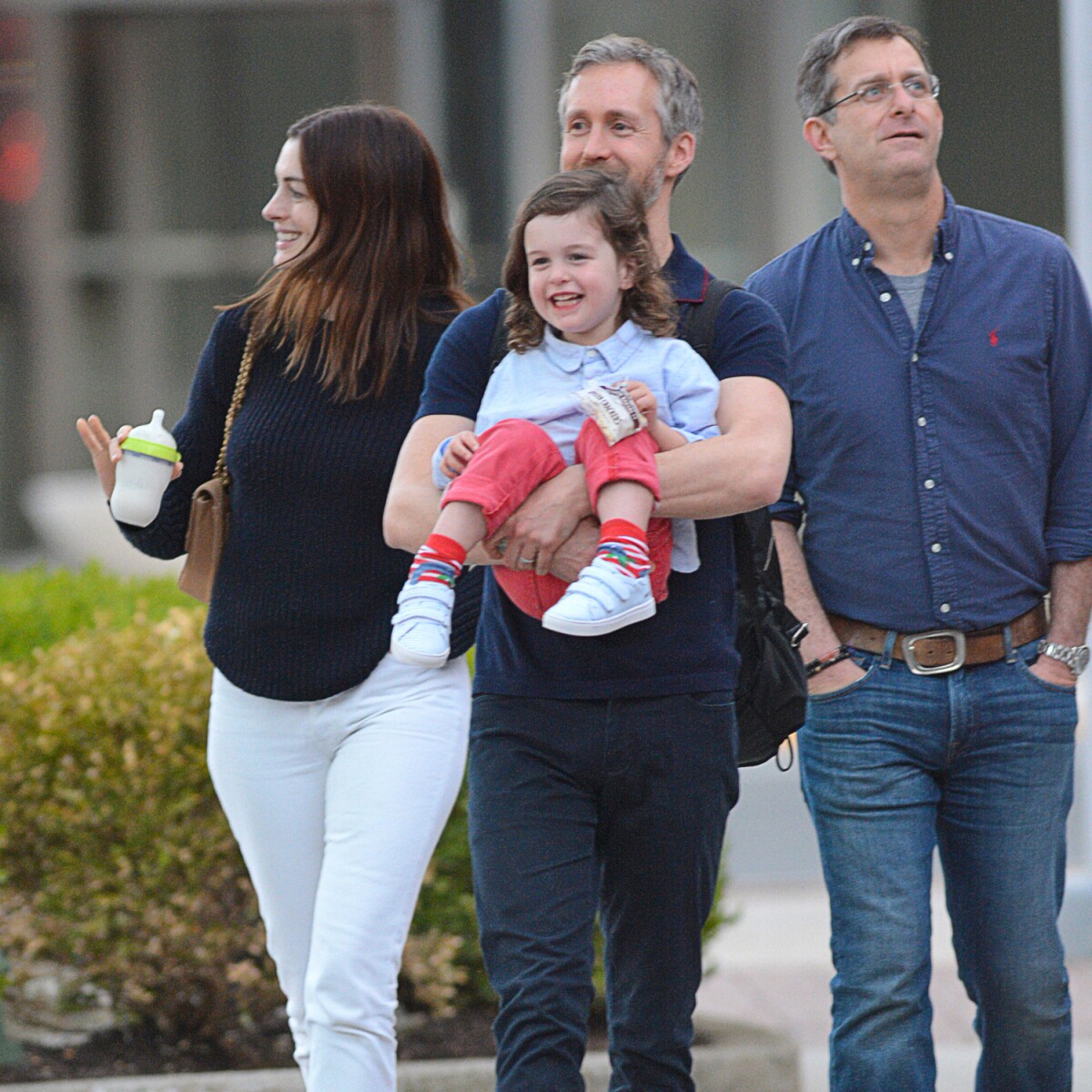 Así de grande está Jonathan, el hijo de Anne Hathaway Así de grande está Jonathan, el hijo de Anne Hathaway