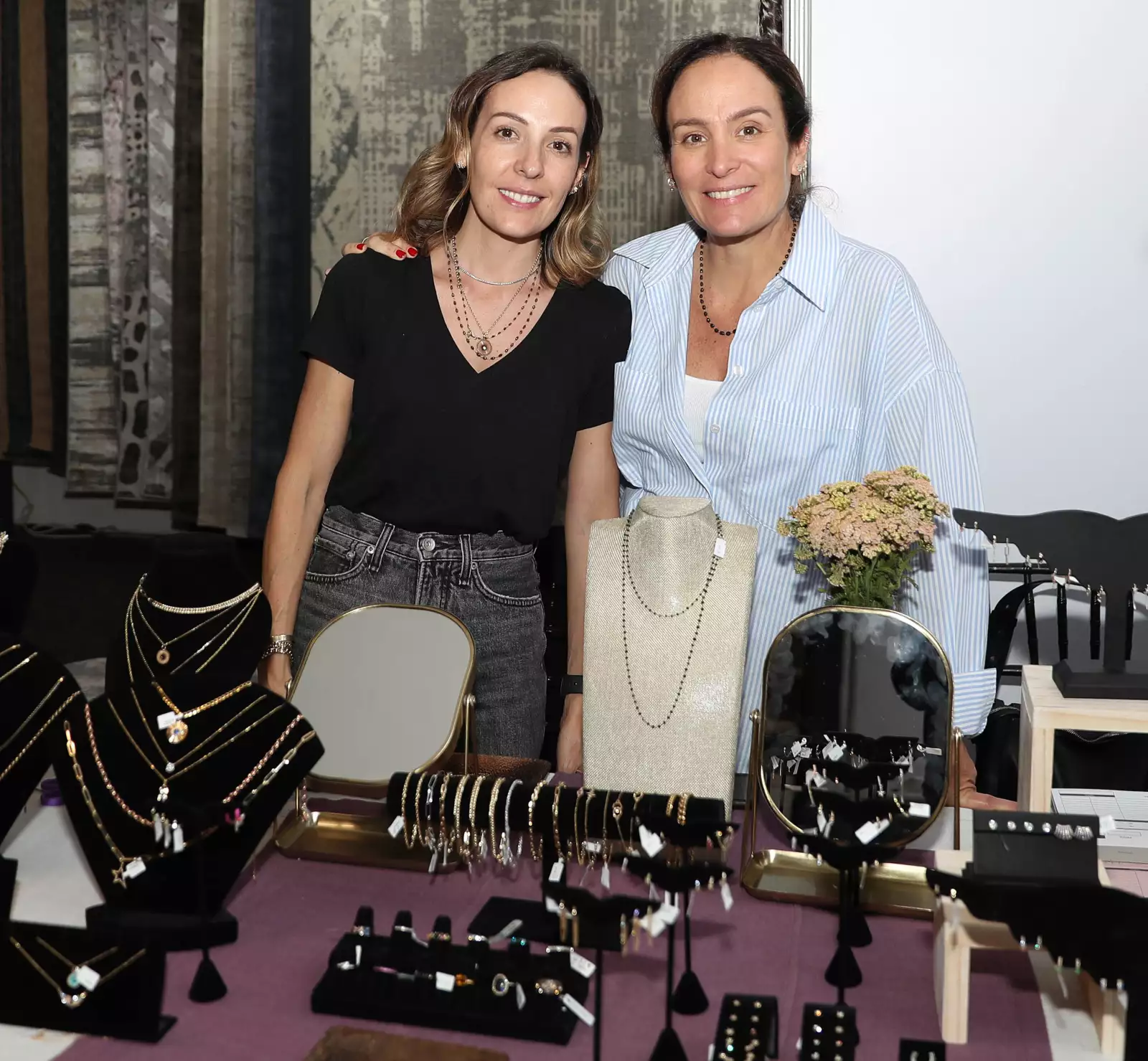 Mónica de Haro y Elena Arrangoiz en la venta ANI 2023